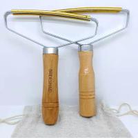 China Wood Handle Fabric Lint Scraper Carpet Fuzz Remover 20cm Reusable Pet Hair Cleaner for sale