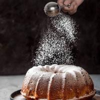 China Stainless Steel Flour Duster Shaker 7 inch Spring Operated Baking Tool for Sugar Cocoa Powder for sale