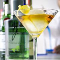 China Large Round Ice Ball Maker Silicone Sphere Ice Cube Tray Mold 5cm 6cm for Whiskey Cocktails for sale