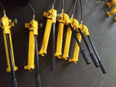 China Manual Oil Pump Hydraulic Crimping Tool 700 Bar Hight Weight 70mpa High Pressure for sale