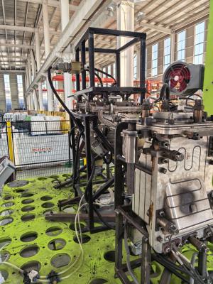 China Electrical Heating Injection Molding Machine with Precise Temperature Control and Dual-Axis Rotation for High-Precision Rotational Molding for sale