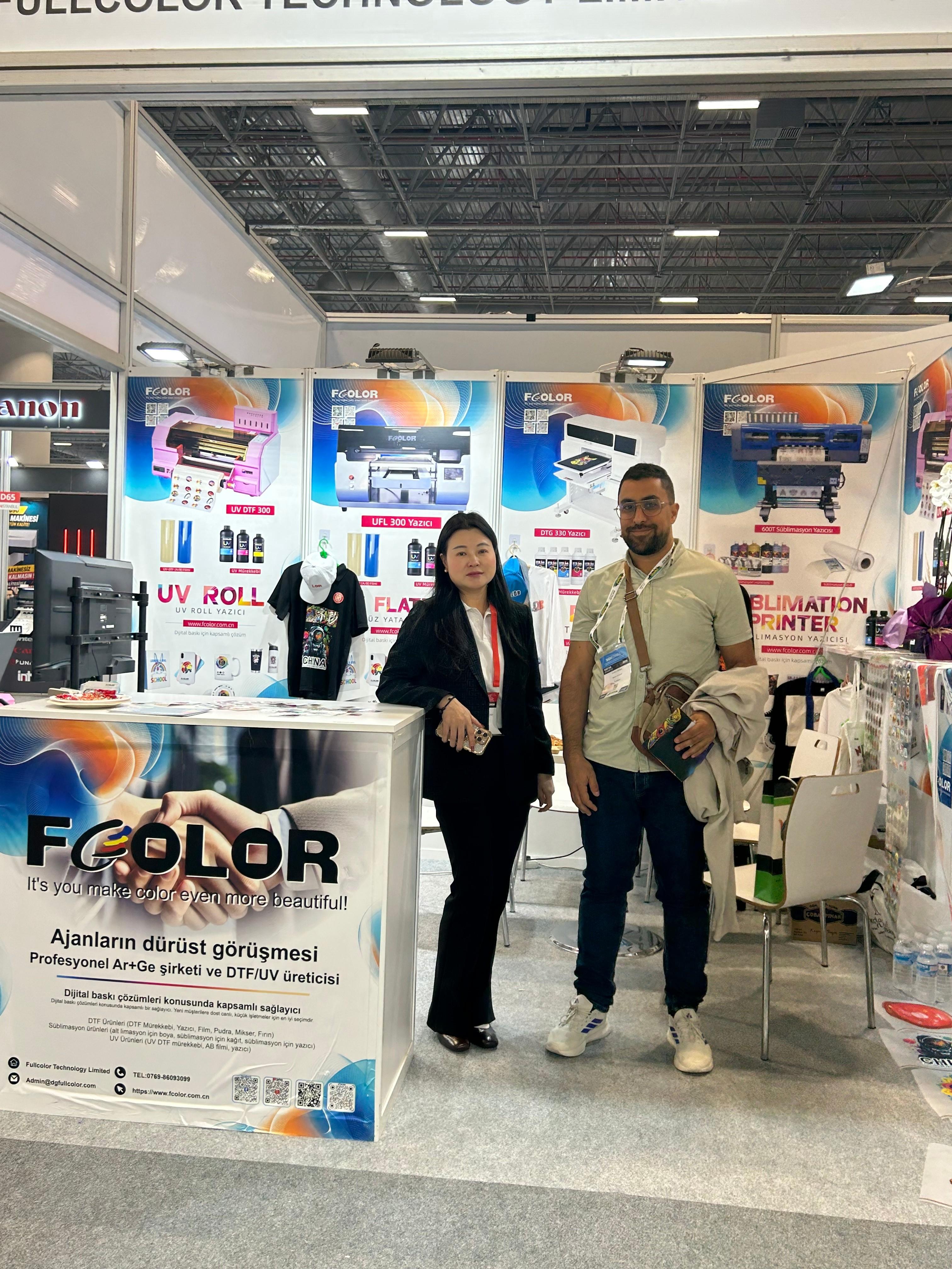 FCOLOR team at SIGN ISTANBUL 2026 with a visitor at the booth