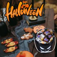 China Round Customized Food Grade Plastic Container With Lids and Handle For Halloween Candy for sale