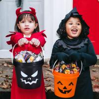 China Round Customized Food Grade Plastic Container With Lids and Handle For Halloween Candy for sale