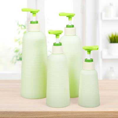 China Umetass Green Travel Shampoo and Conditioner Bottle With Pump Cosmetic Packaging for sale