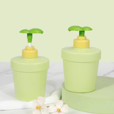 China Umetass Green Children's Plastic Shampoo Bottle With Pump Travel Shampoo And Conditioner Bottle for sale