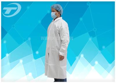 China Disposable PE Visitor Coat 125x150cm Waterproof Medical Lab Coat White for sale