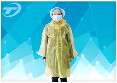 China Disposable PE Visitor Coat 125x150cm Waterproof Lab Coat for Hospital Industrial Use for sale