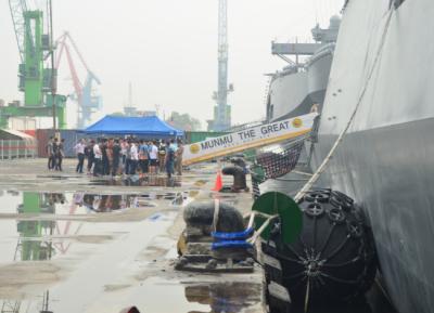 China Pneumatic Ship Rubber Fender 2500mm X 5500mm Chain Tyre Net 0.05mpa for sale
