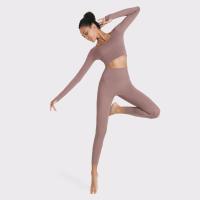 China High Waist Yoga Workout Clothes Breathable Yoga Leggings Top Set With Thumb Hole for sale