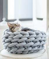 China Chunky Knit Donut Cat Bed Nonslip Washable 35cm 40cm 45cm Pet Nest for sale