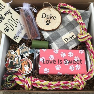 China Personalized Dog Birthday Treat Box 15 20 25 Inch Bandana Gift Set for Corgi Pitbull for sale