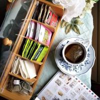 China Custom Service 14 X 5 X 3 Inch 5 Sections Bamboo Wood Acrylic Tea Box in Plain Color for sale