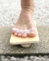 China Wooden Foot Exerciser Balance Board for Preventing Fallen Arches Classic Design Style for sale
