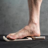 China Wooden Slant Balance Board for Strengthening Knees and Ankles Europe Regional Feature for sale