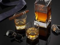 China Custom Whiskey Decanter Set With Wood Stand and Chilling Stones for Party Celebrations for sale