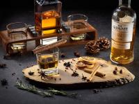 China Custom Whiskey Decanter Set With Wood Stand and Chilling Stones for Party Celebrations for sale