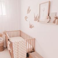China Save Space and Add Style to Your Kids' Nursery with Acrylic Floating Bookshelf Wall for sale