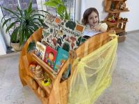 China Christmas Gifts Eco-friendly Montessori Books Shelf for 202406 Kids Wooden Table Chair for sale
