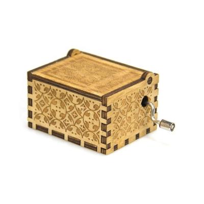 China Small Pine Wood Color Music Boxes 6.3x5x4.2cm for Christmas Gifts in High Demand for sale