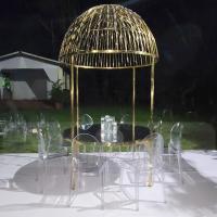 China Elegant Round Ghost Cake Table with Crystals Luxury Banquet Dining Furniture for Hotels for sale