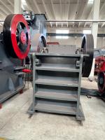 China Aggregate 50-200tph Stone Jaw Crusher with Vibrating Screen and Inlet Size 210-1020mm for sale