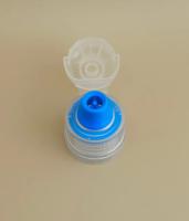 China Nice Design Clear Plastic Round Ribbed Cap for Skincare Bottles for sale