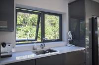 China Customizable Glass Aluminum Top Hung Windows For Home Decor Project for sale
