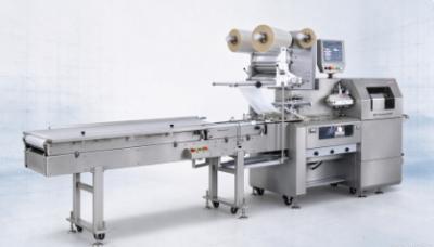 China Horizontal Flow Wrapping Machine 720mm Film Large Format Wrapper for Frozen Food Tray Packing for sale