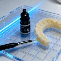 China Transparent Glaze Dental UV Curing Varnish Featuring Moderate Scratch Resistance Suitable for Protective Dental Coatings for sale