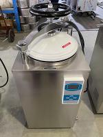 China 100L Vertical Autoclave Sterilizer Hand Wheel Operation 0.25Mpa 138℃ for sale