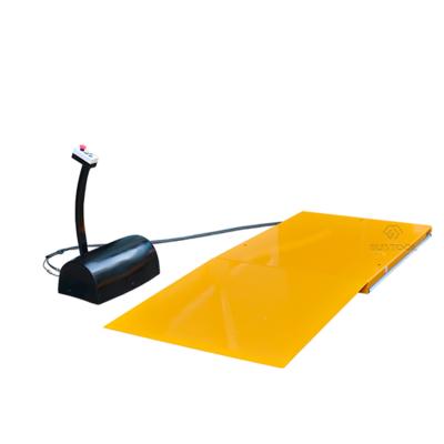 China Low Profile Hydraulic Lift Table with Ramp Hand Pallet Truck 600kg 1450x1140mm for sale