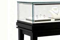 China Modern Matte Black Jewelry Display Cabinet with 360° Clear Glass and LED Illumination for Luxury Boutiques for sale