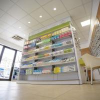 China Modern Medical Store Display Furniture and Custom Pharmacy Wall Cabinets for Retail Drugshop Interior Decoration for sale