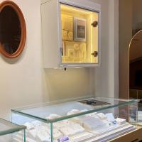 China Luxury LED Jewelry Display Cabinet High-End Glass Showcase with Lock for sale