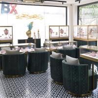 China Modern LED-Lit Eco-Friendly Jewelry Display Cabinet and Custom Display Showcase for High-End Jewelry Shop Interior Design for sale