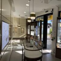 China Modern LED-Lit Eco-Friendly Jewelry Display Cabinet and Custom Display Showcase for High-End Jewelry Shop Interior Design for sale