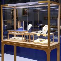China Modern Glass Jewelry Kiosk Display Cabinet Display Forms customized Heavy Duty for sale