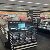 China Luxury Professional Cosmetic Display Furniture with LED Lighting and Eco-Friendly Design for Retail Stores for sale