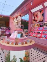 China Modern Custom LED-Lit Eco-Friendly Cosmetic Display Cabinet Retail Makeup Store Fixtures for Professional Shop Interior Design for sale