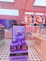 China Modern Custom LED-Lit Eco-Friendly Cosmetic Display Cabinet Retail Makeup Store Fixtures for Professional Shop Interior Design for sale