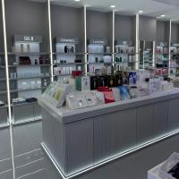 China Custom Retail Makeup Display Stand Cosmetic Shop Counter Display Rack Lipstick Blush Showcase for Stores for sale