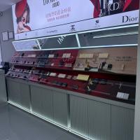 China Custom Retail Makeup Display Stand Cosmetic Shop Counter Display Rack Lipstick Blush Showcase for Stores for sale