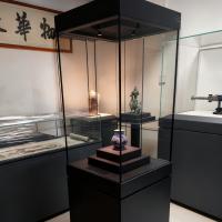 China 2025 New Design Customized High Quality Tempered Glass Wooden Museum Display Case for sale