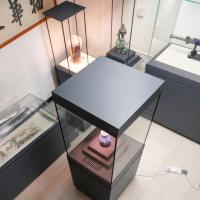 China 2025 New Design Customized High Quality Tempered Glass Wooden Museum Display Case for sale