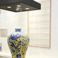 China Custom Modern Luxury Museum Display Case with Tempered Glass for sale