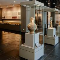 China Modular Freestanding Museum Glass Box Display Exhibitions Quality Cases for sale