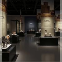 China Watch Perfume Museum Pedestal Display UV Protection Glass Museum Wall Display Cases for sale