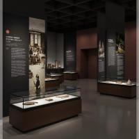 China Watch Perfume Museum Pedestal Display UV Protection Glass Museum Wall Display Cases for sale