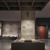 China Modernist Steel Glass Exhibition Case Luxury Retail Museum Exhibition Display Cases for sale